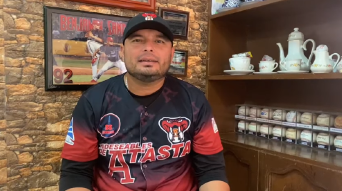 Ex lanzador melenudo y coach de los Piratas, delicado en Mérida