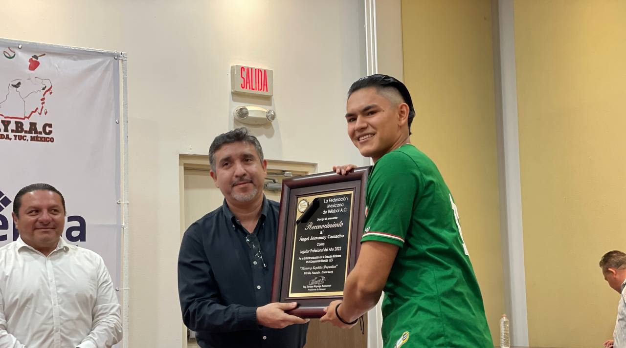 La Femebe distingue al melenudito Ángel Camacho