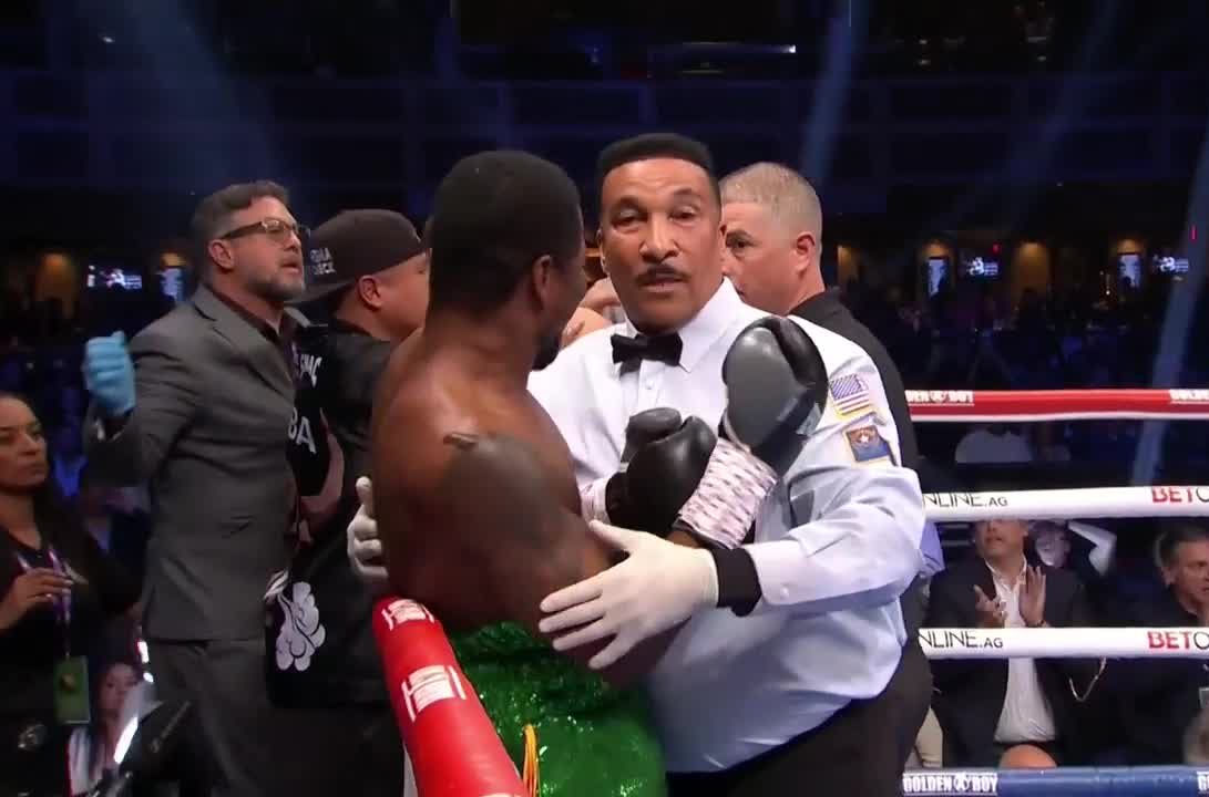 Tony Weeks "chochea" y le obsequia un triunfo a Vergil Ortiz