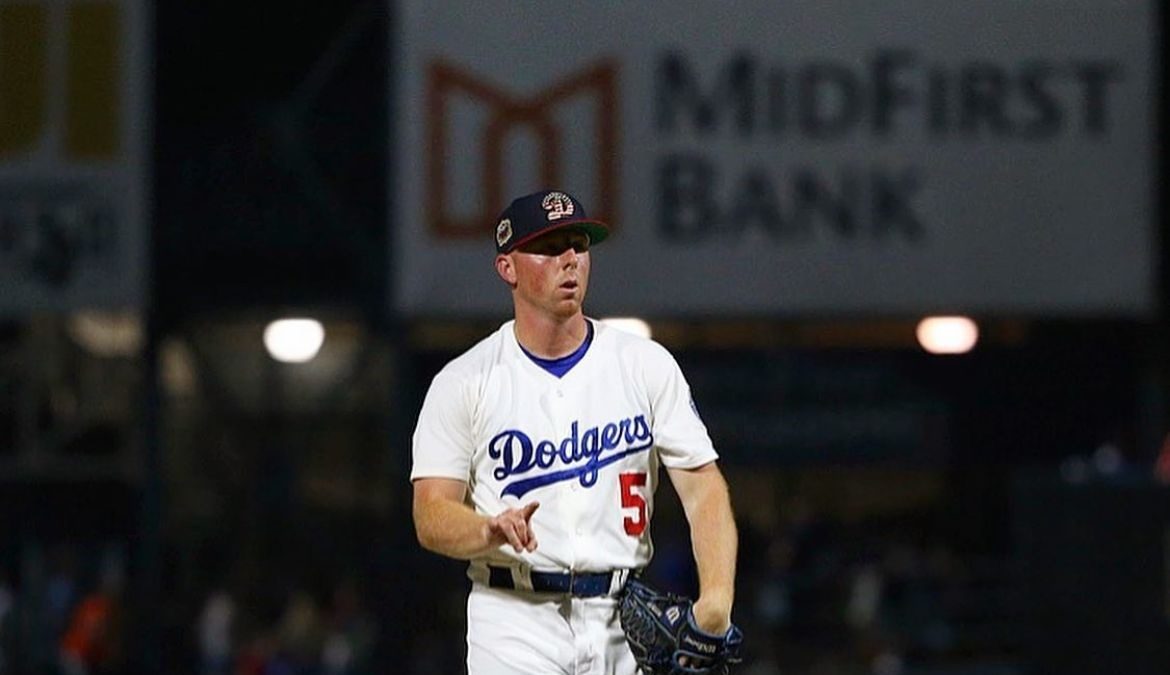 Un pítcher estadounidense, primer refuerzo melenudo para 2025